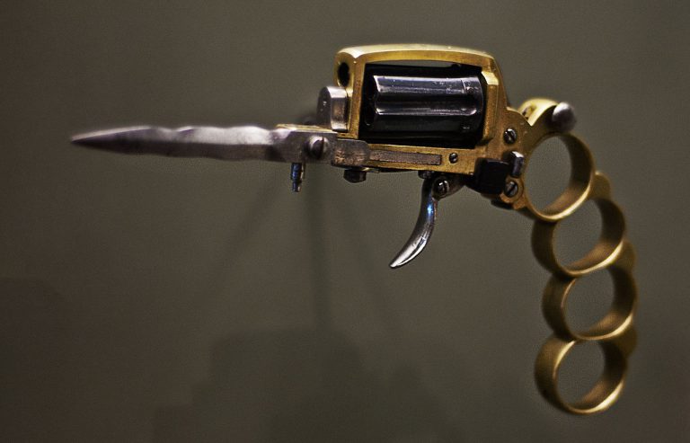 L’histoire percutante du coup de poing américain | Gun Evasion